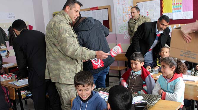 Mehmetçik'ten eğitime destek - Sözcü