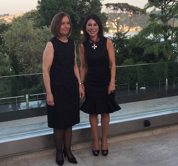 Suzan Sabancı Dinçer'e liyakat nişanı - Sözcü