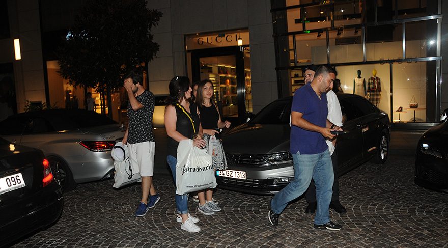 Şafak Sezer, yanındaki kadınlarla ilgili açıklamada bulundu - Sözcü