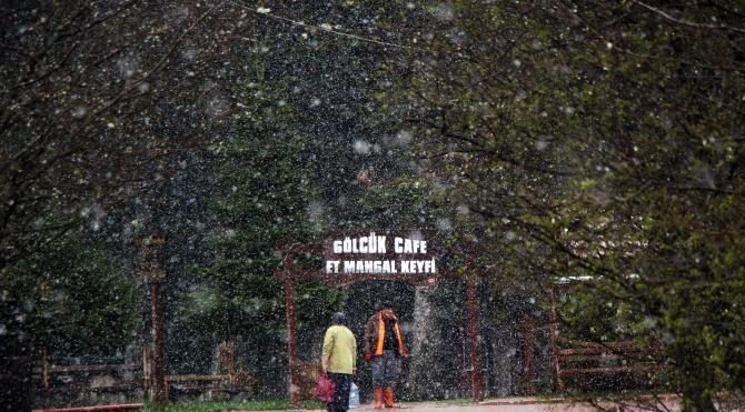 Gölcük'te lapa lapa kar yağdı - Sözcü