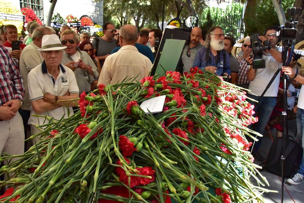Muzaffer İzgü son yolculuğuna uğurlanıyor
