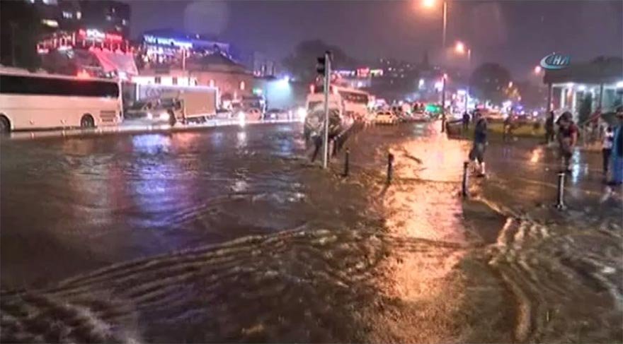 İstanbul'da mesai bitimi sağanak yağmur! Cadde otomobili yuttu - Sözcü