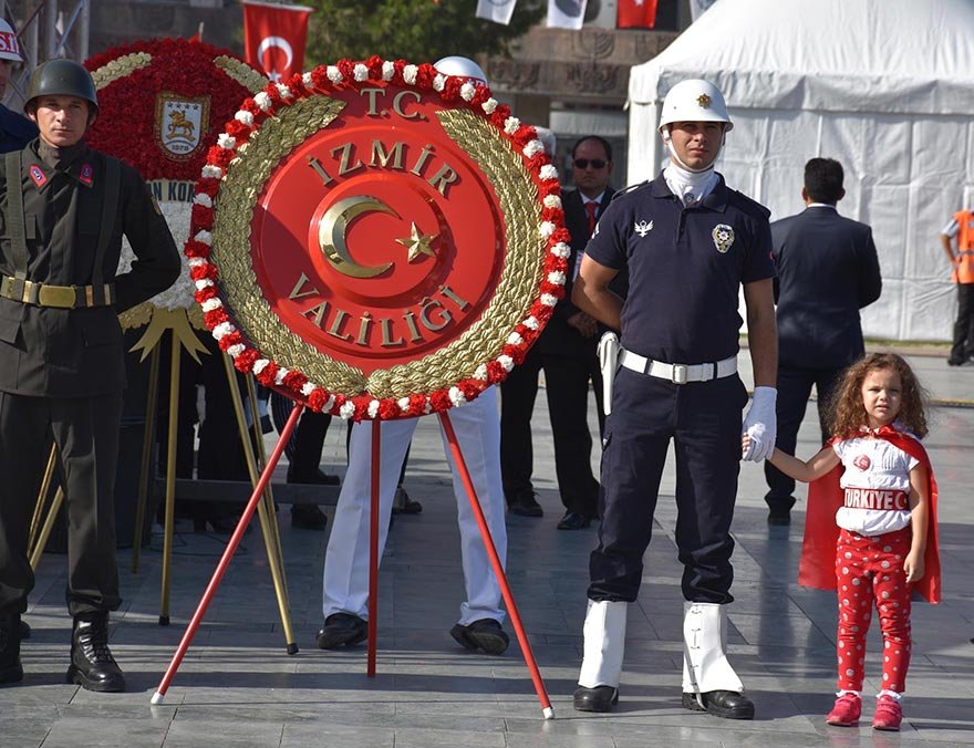 Konak Meydanı'nda slogan gerginliği - Sözcü