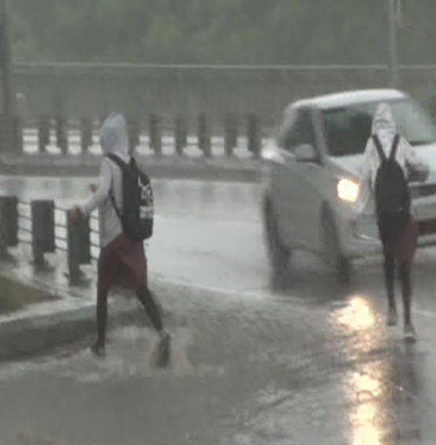 İstanbul'da mesai bitimi sağanak yağmur! Cadde otomobili yuttu - Sözcü