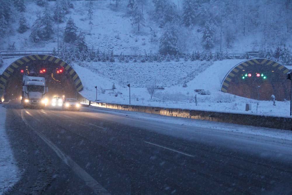 Bolu Dağı’nda yoğun kar yağışı başladı - Sözcü