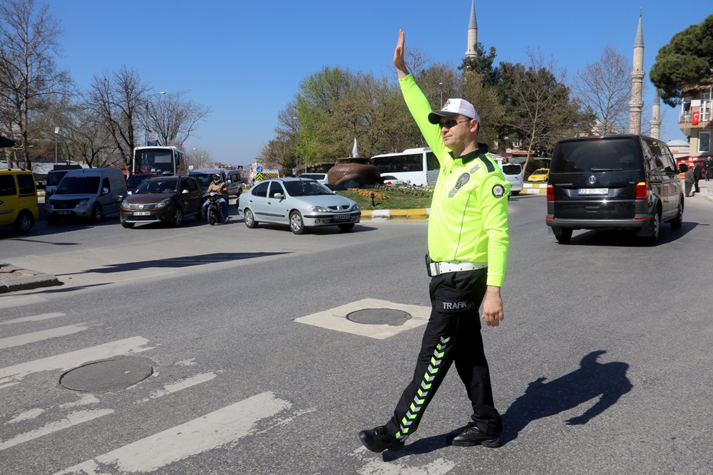 Trafik polisleri yeni üniformaları giydi - Sözcü