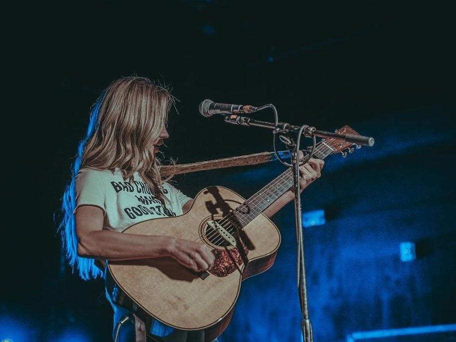 Country şarkıcısı Kylie Rae Harris trafik kazasında hayatını kaybetti ...