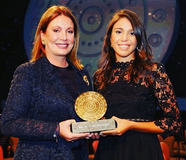 Caroline Koç, ödülü İlke'ye verdi - Sözcü