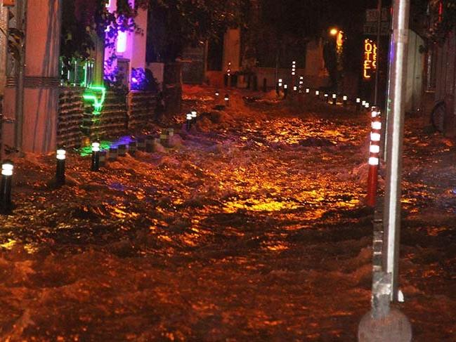 Bodrum'da cadde sokaklar göle döndü - Sözcü