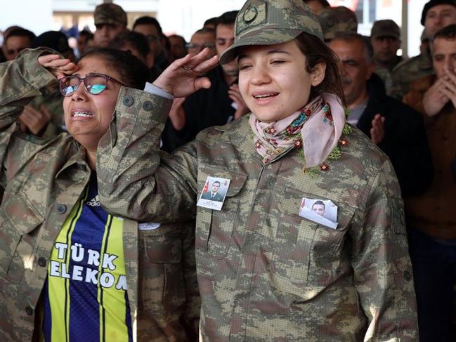 Şehit nişanlısını askeri kıyafetle uğurladı! - Sözcü