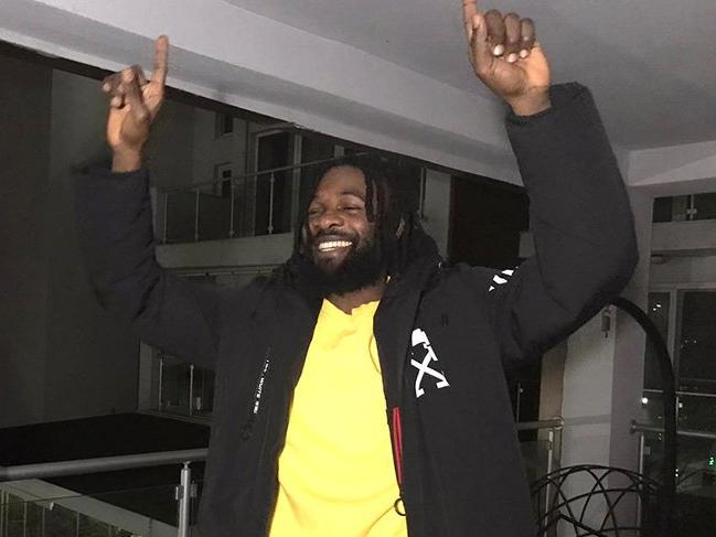 Avcılar'da Nijeryalı müzisyenden mini moral konseri