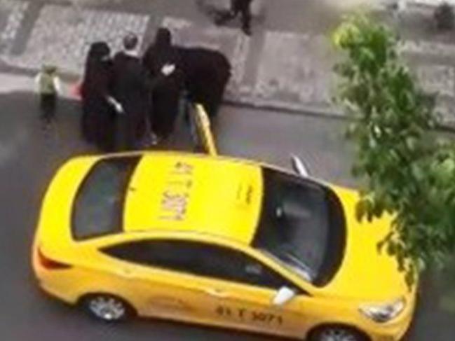 Bu nasıl bir vicdansızlık! Taksici doğum yapan kadını araçtan attı