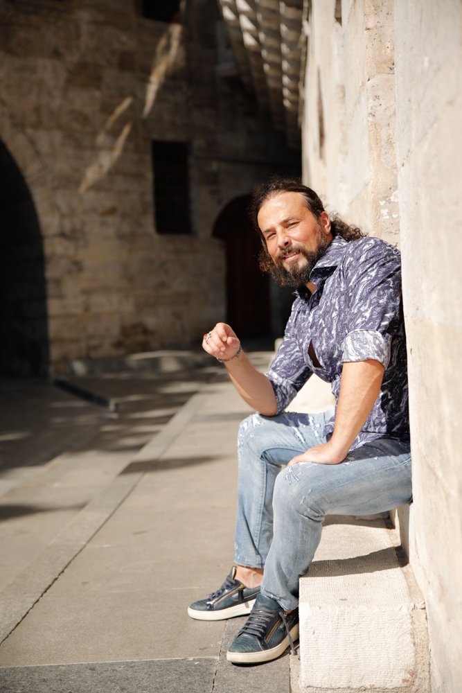 Tuncay Akyol, İstanbul şarkısı için şehrin tarihi mekanlarında objektif ...
