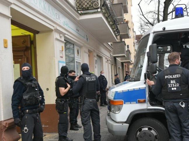 Alman polisi cami baskınına halıyla gitti - Sözcü