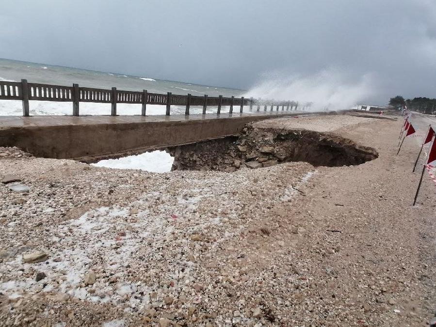 Dalgaların vurduğu Cide-Bartın sahil yolunda çökme