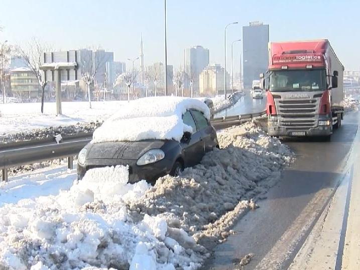 Yollar hala terk edilmiş araçlarla dolu - Sözcü