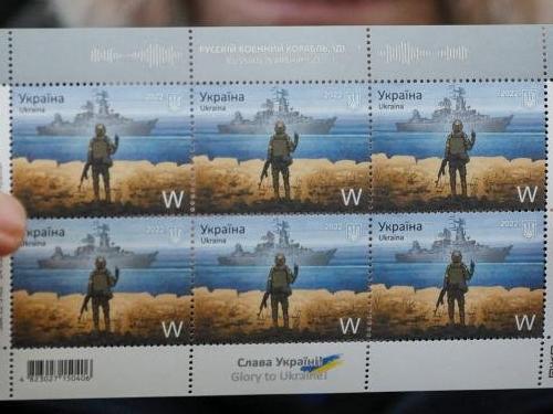 Ukraynalı askerin resti posta puluna yansıdı, binlerce kişi kuyruğa ...