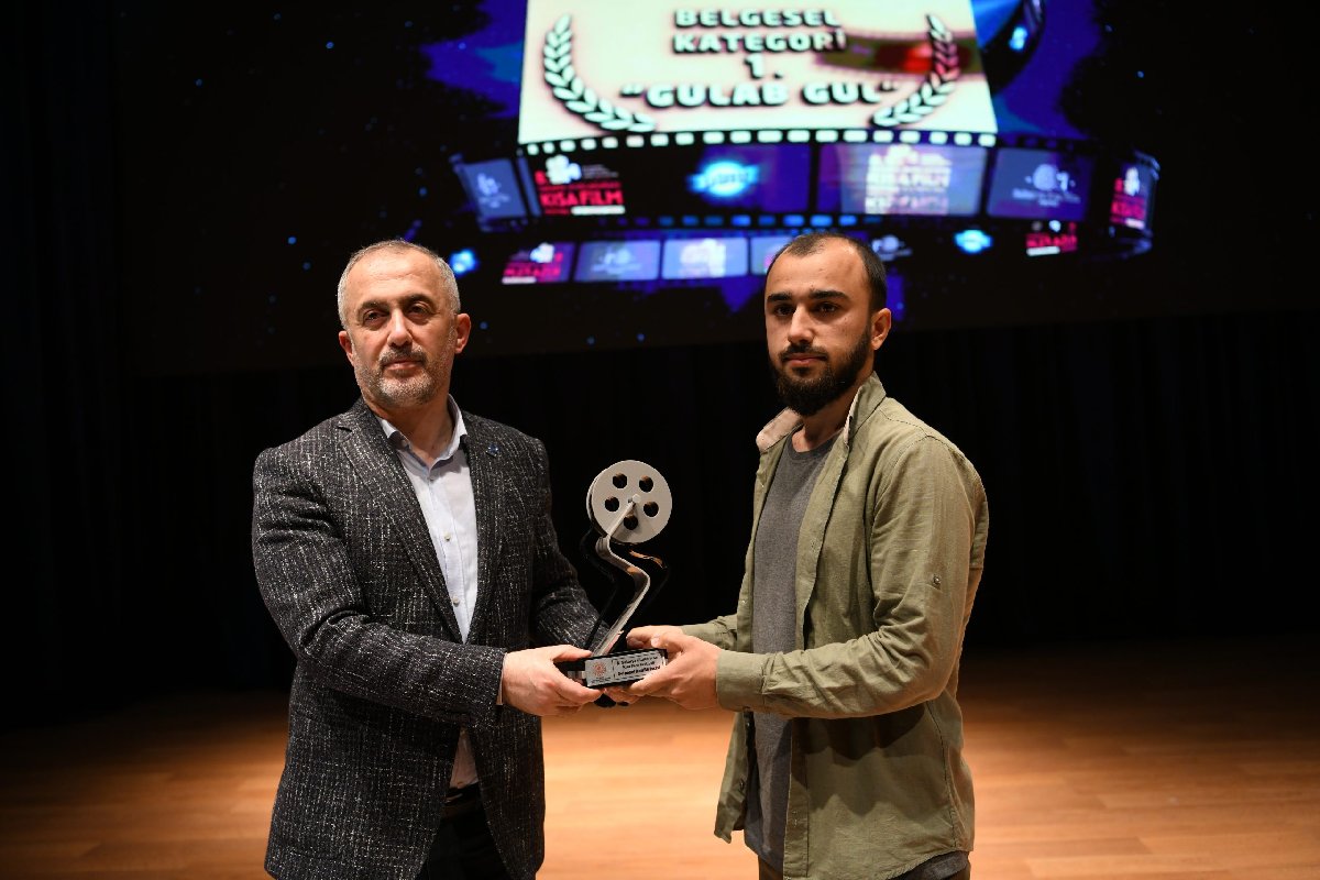 'Kısa film'de ödüller Larva ve Gulab Gul'un - Sözcü