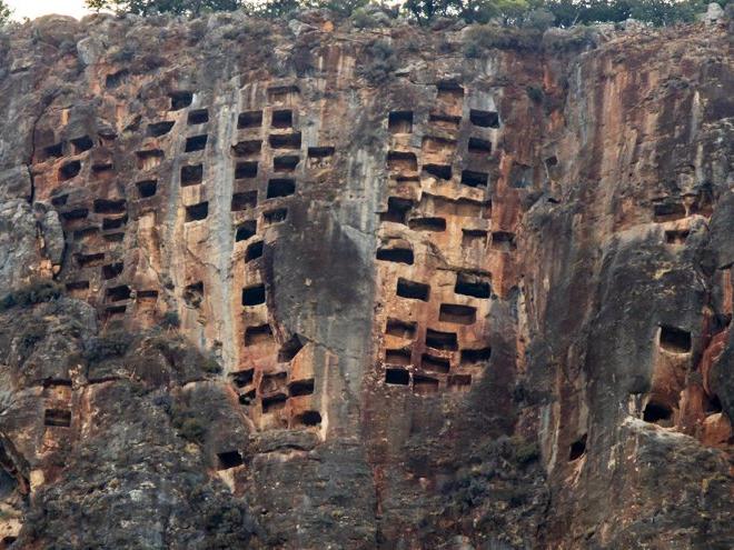 Sarp yamaca oyulan kaya mezarları tatilcilerin rotasında - Sözcü