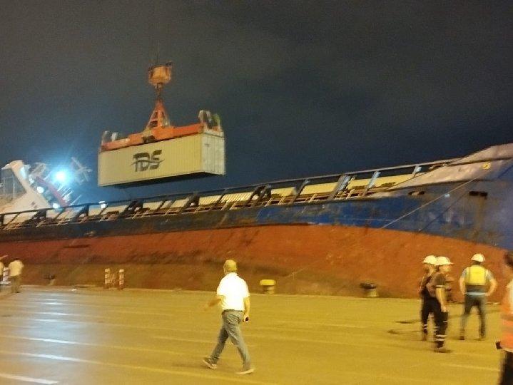 Su alan konteyner gemisi battı - Sözcü