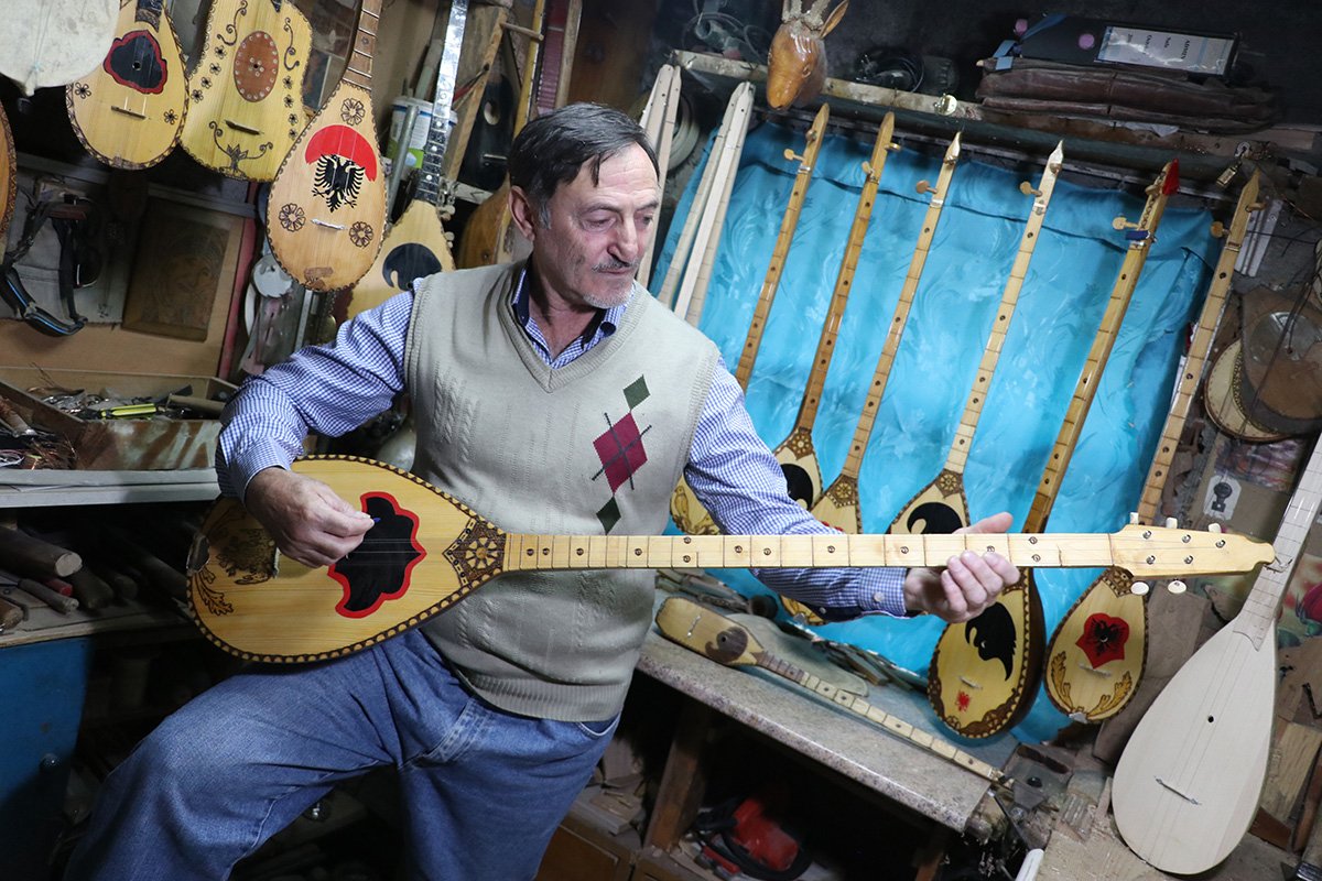 Arnavut sazı "çiftelia" asırlardır sembol enstrüman olarak öne çıkıyor ...