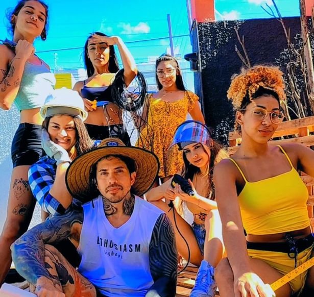 Aynı anda sekiz kişiyle evlenen adam dört eşiyle yollarını ayırdı - Sözcü