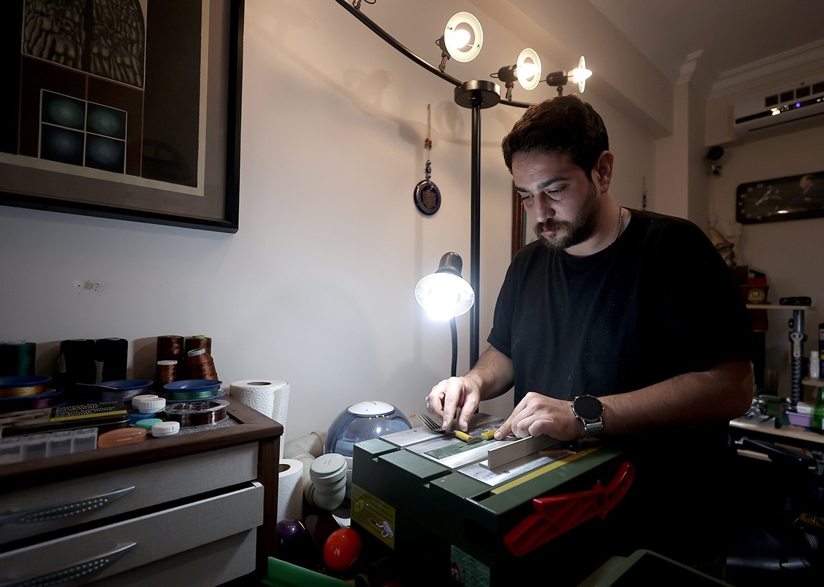 Eski eşyalardaki doğal taş ve kehribardan tespih yapıyor - Sözcü