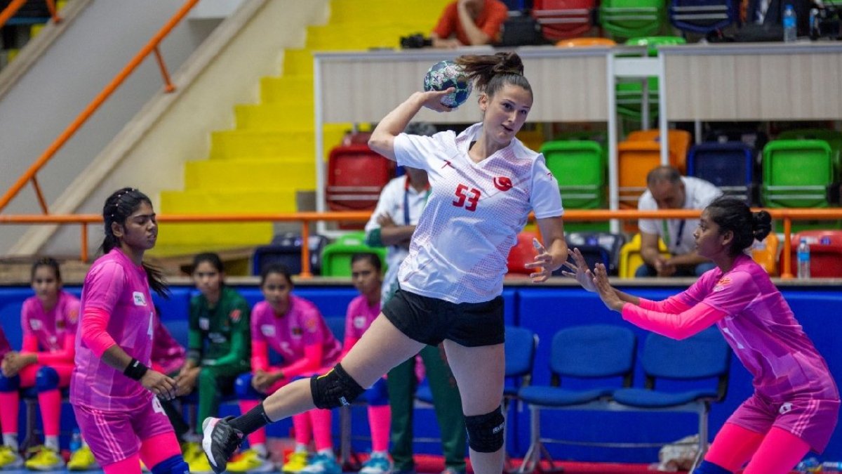 Ayşenur Sormaz İtalya'ya transfer oldu - Sözcü