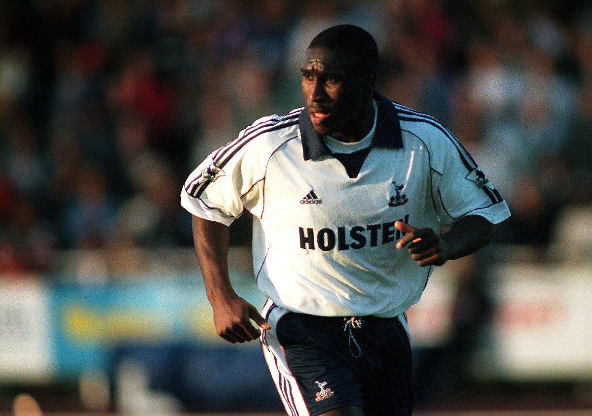 Tottenham taraftarlarının tezahüratı, Sol Campbell'ı isyan ettirdi ...