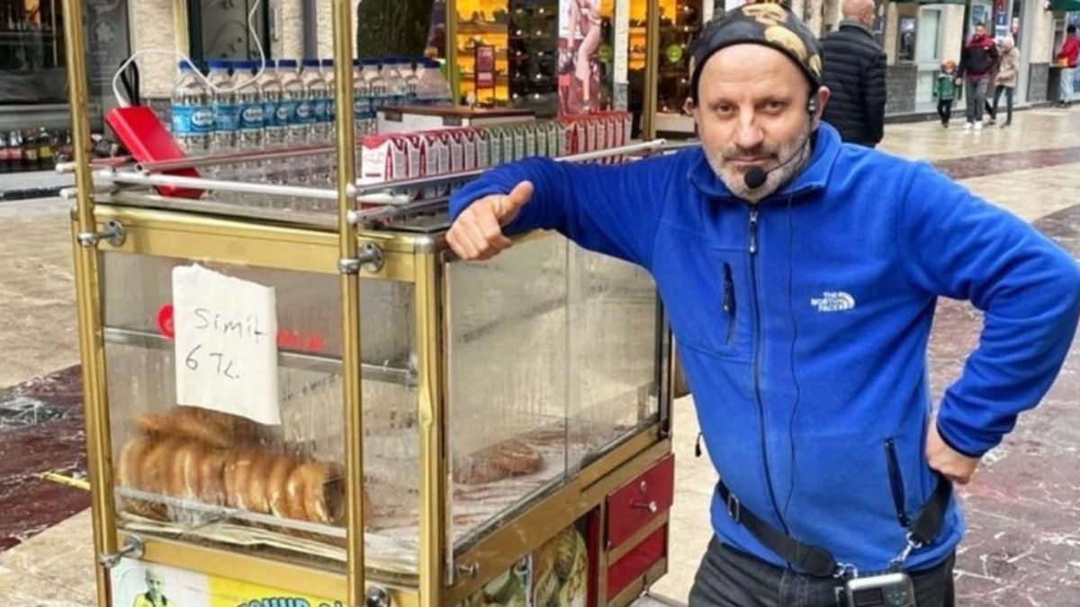Müzik eşliğinde oynayarak simitlerini satıyor - Sözcü