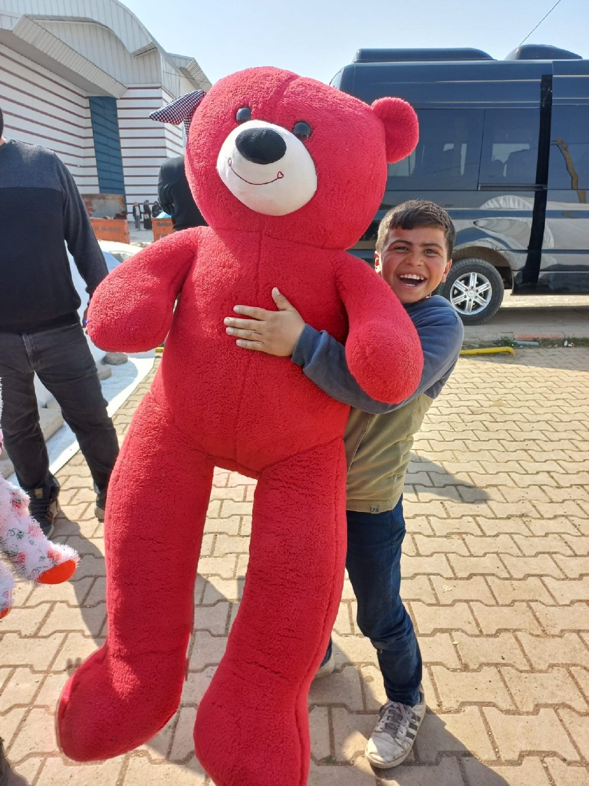 Beşiktaş taraftarlarının gönderdiği oyuncaklar Kahramanmaraş'a ulaştı ...