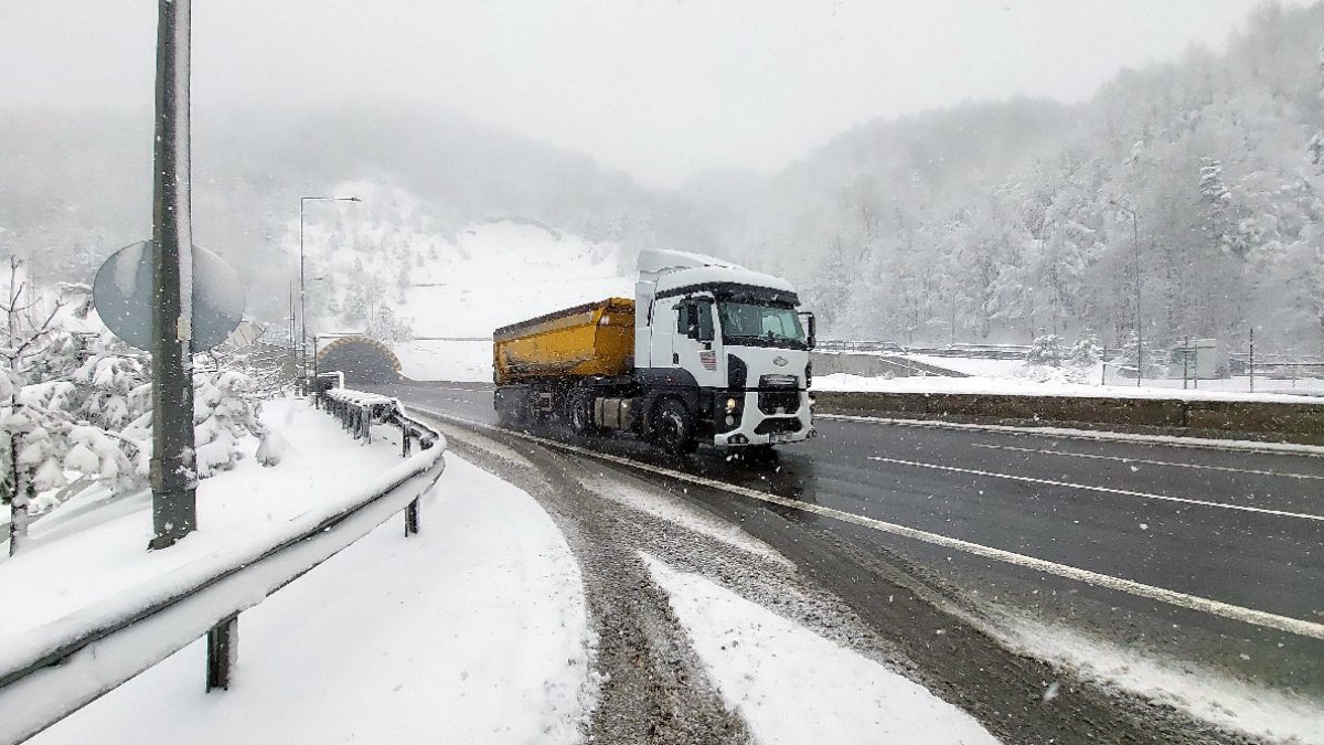 Bolu Dağı'nda kar yağışı etkili oluyor - Sözcü