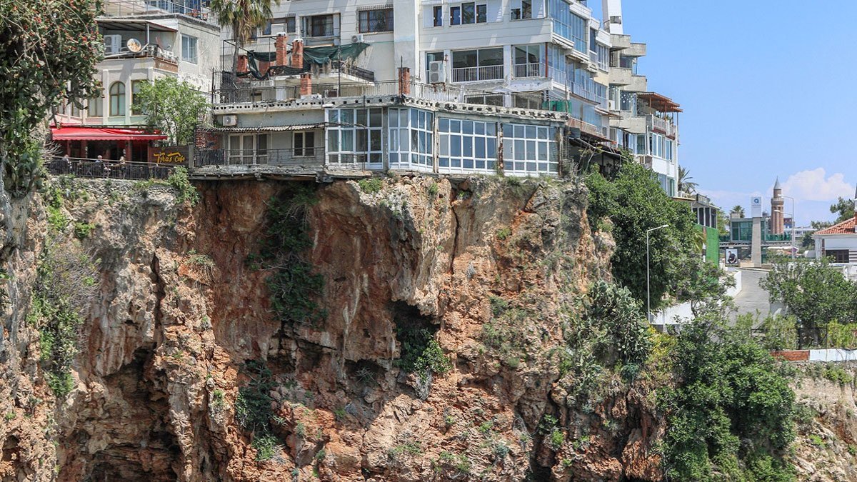 Falez üzerindeki yapıya 'güçlendirme gerekmiyor' raporu - Sözcü