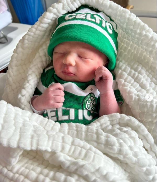 Hem kızı hem oğlu: Ünlü şarkıcı Rod Stewart üç gün arayla iki kez dede ...