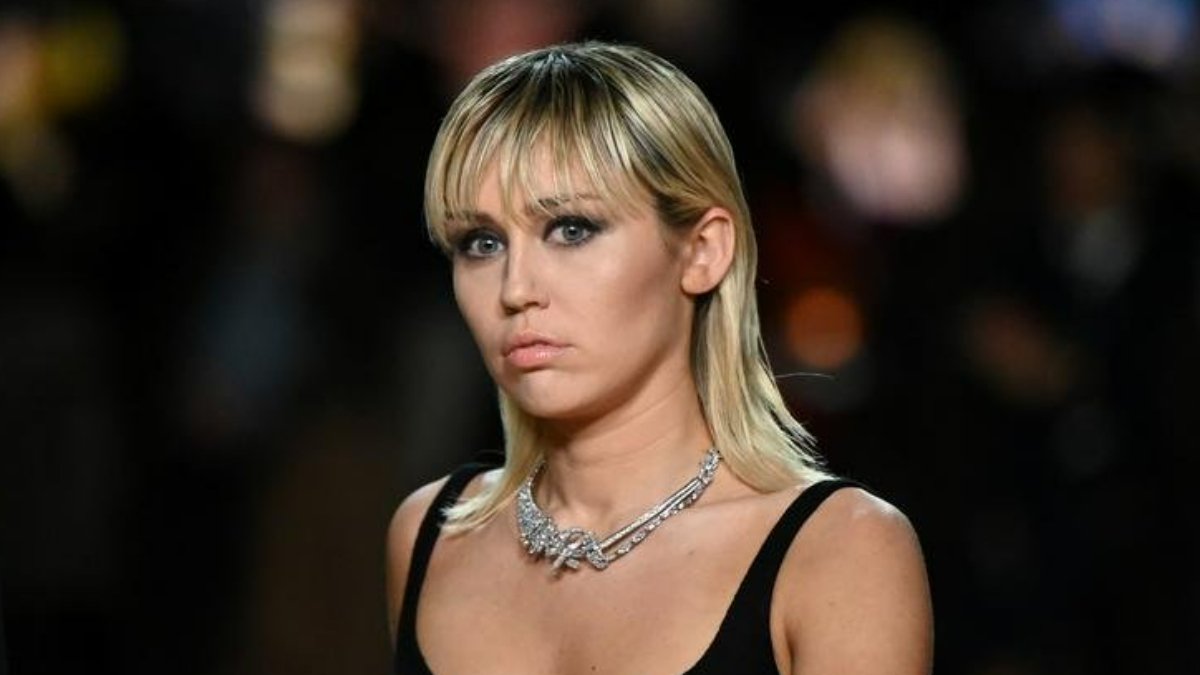 Aşk acısını atlatmak isteyen Miley Cyrus özel bir terapi görüyor - Sözcü