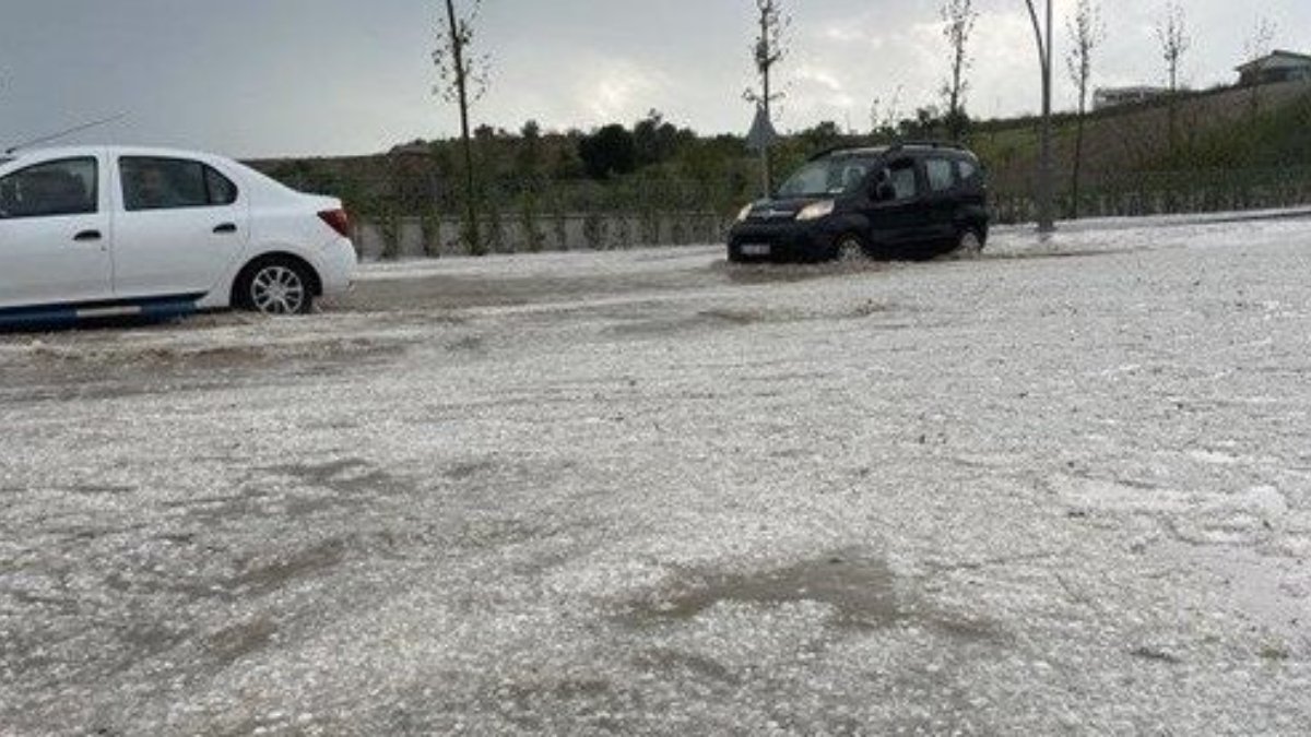 Dolu yağışı 5 dakikada beyaza çevirdi