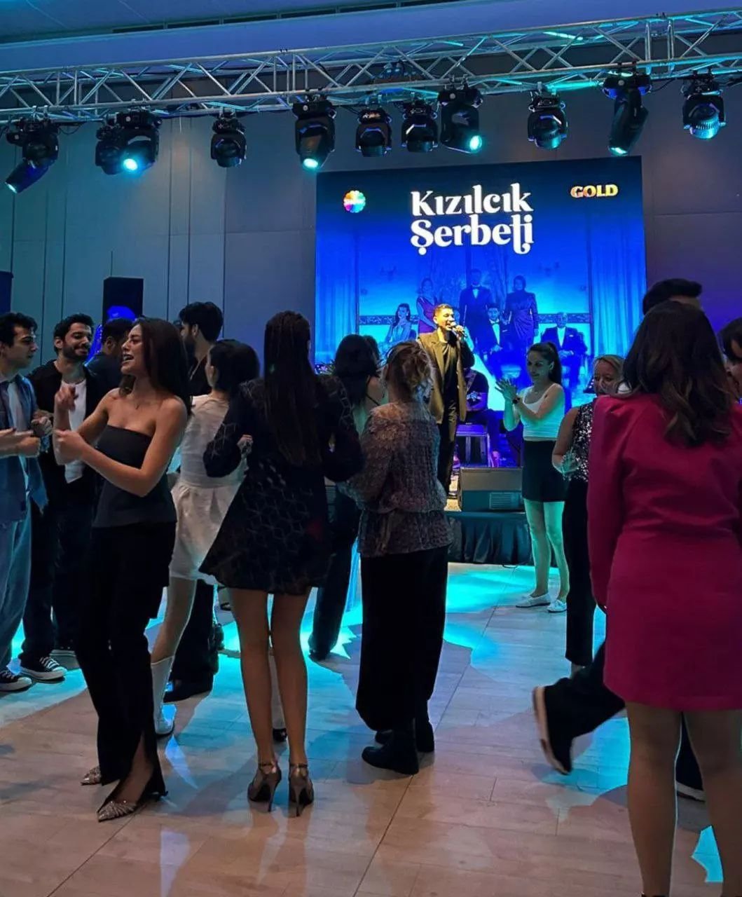 Kızılcık Şerbeti ekibi sezon finalini kutladı - Sözcü