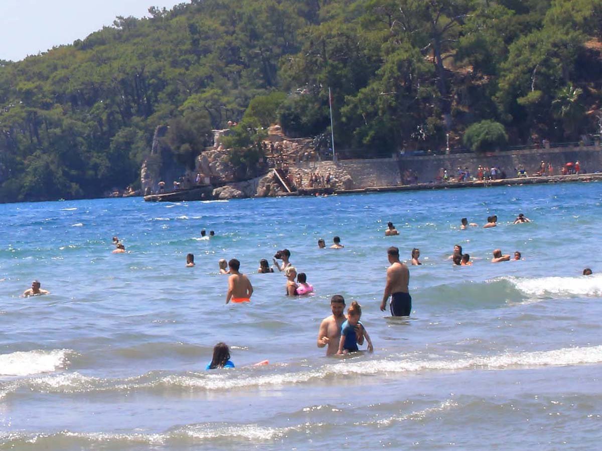 Akyaka, Bodrum, Marmaris, Fethiye ve Ortaca tatilcilerin akınına uğradı ...