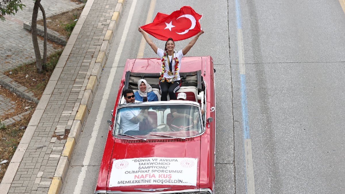 Nafia Kuş klasik arabayla şehir turu attı - Sözcü