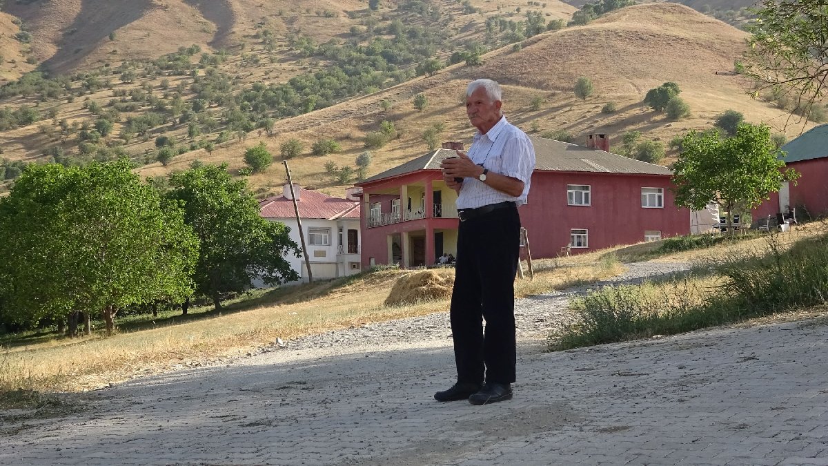 54 yıl sonra ilk görev yerini ziyaret etti! Öğrencileriyle buluştu - Sözcü