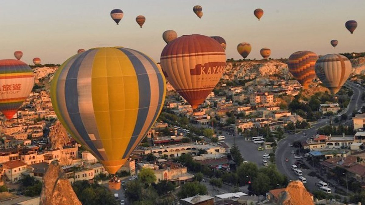Kapadokya'da sıcak hava balon turuna rüzgar molası - Sözcü