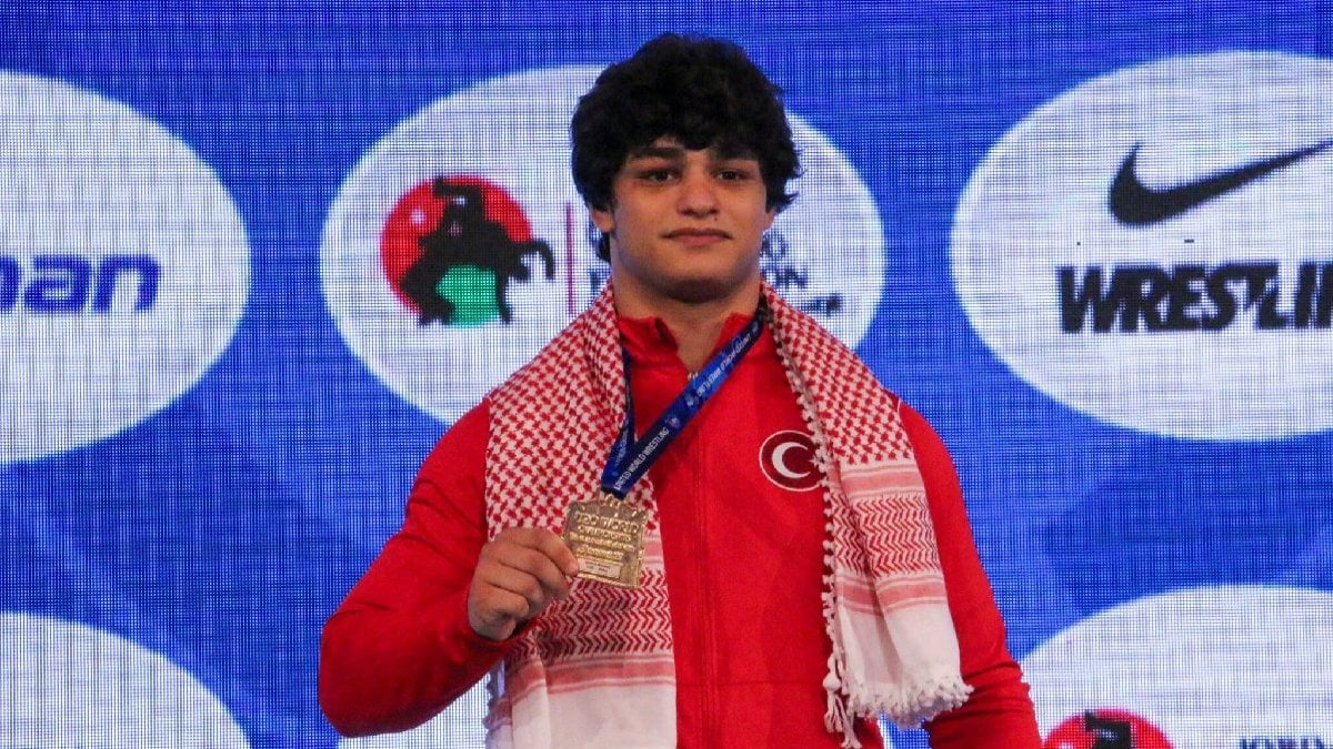 Alperen Berber, 82 kg grekoromende Yasin Ali Yazdı'yı 9-1 yenerek dünya ...